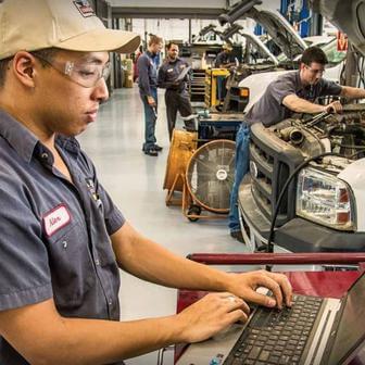 Service Connect Online Communication System | Rush Truck Centers